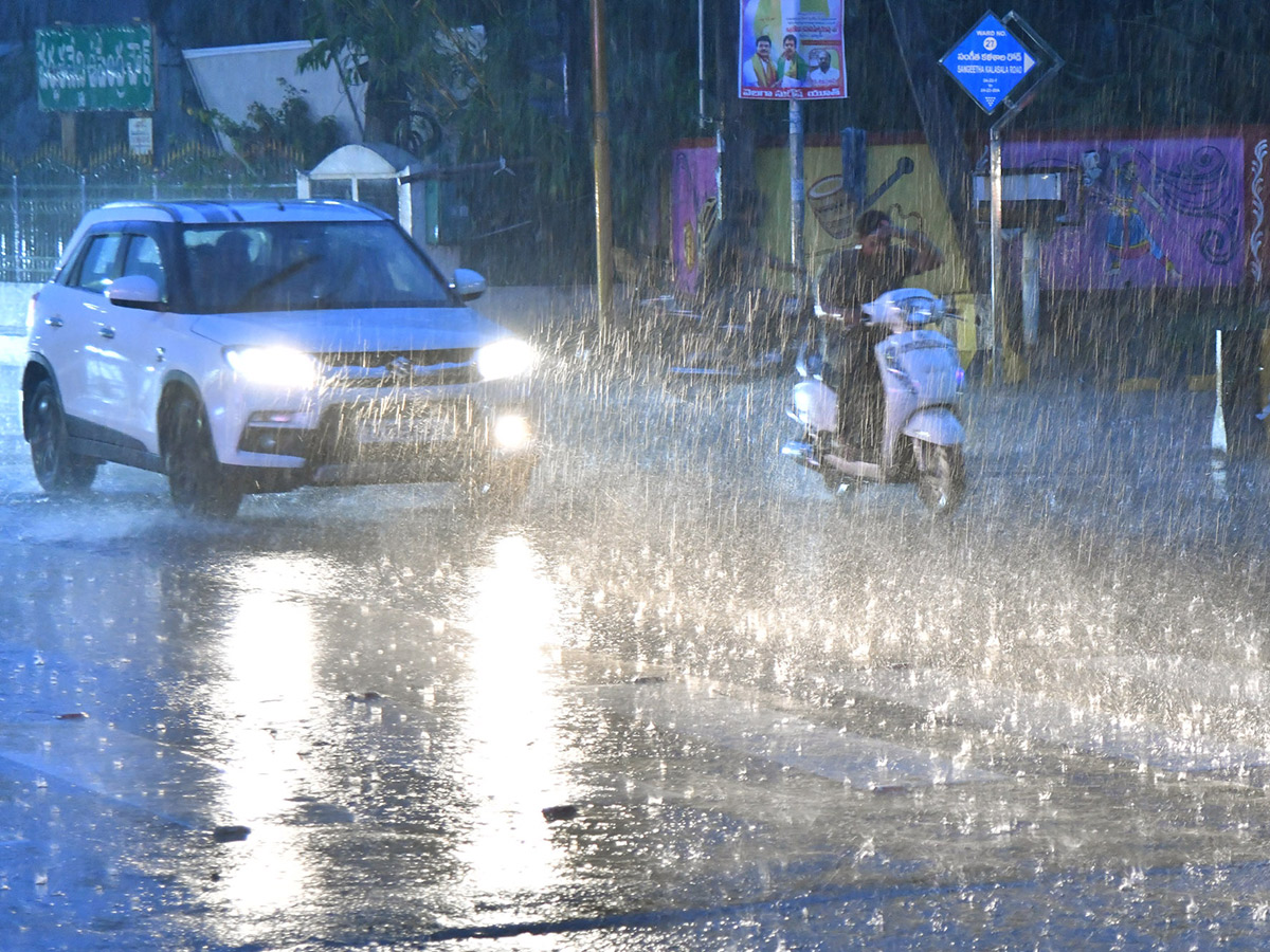 విజయవాడలో ఉరుములు, మెరుపులతో కూడిన భారీ వర్షం (ఫొటోలు) | Rain Water Logged On Roads Due To Heavy ...